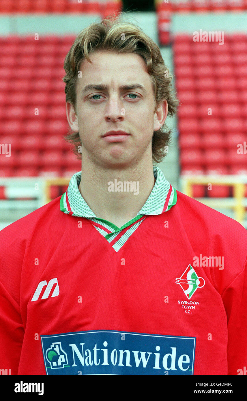 PA NEWS PHOTO 1/7/98 FOOTBALLER ROBIN HULBERT OF SWINDON TOWN F.C Stock ...