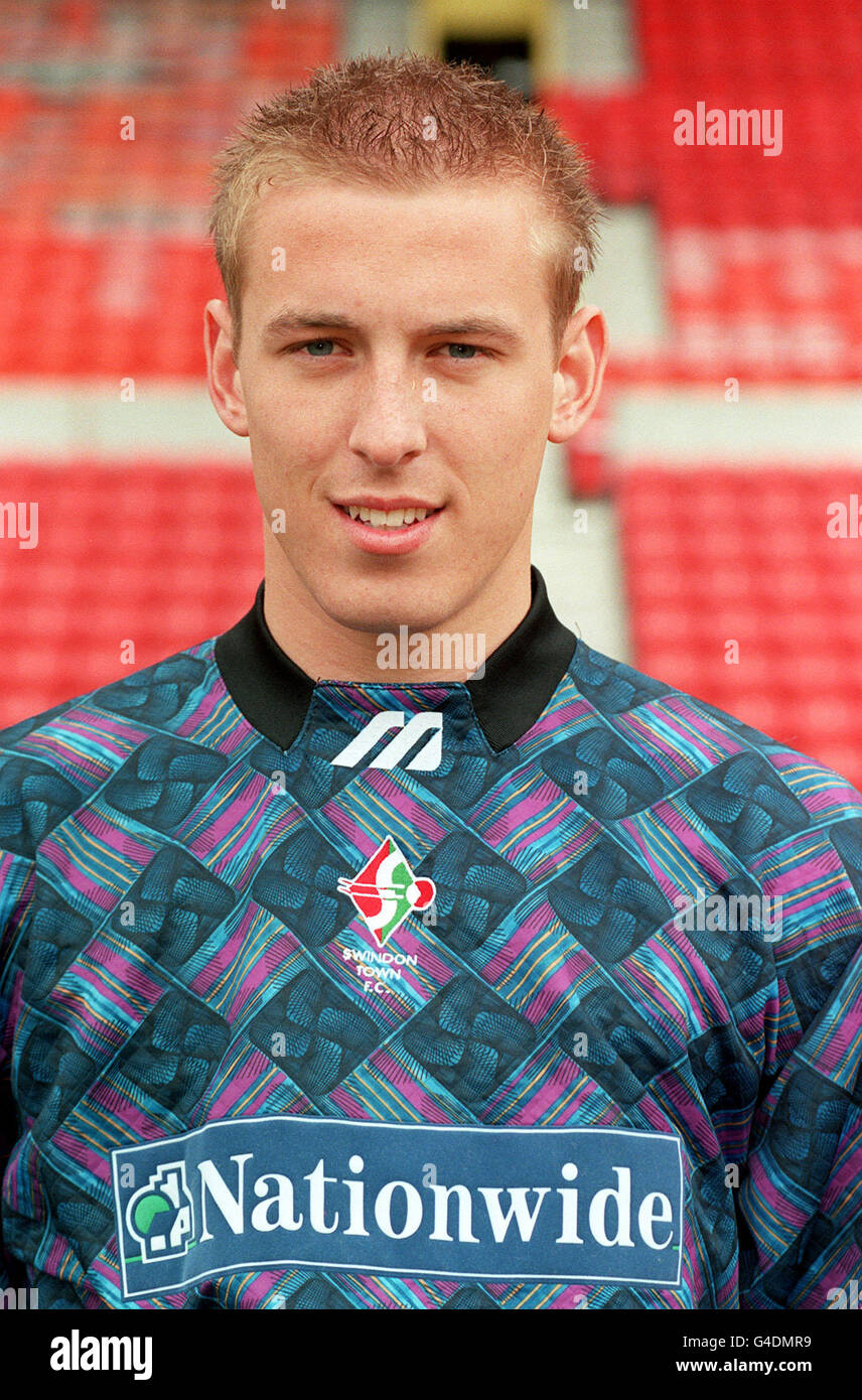 PA NEWS PHOTO 1/7/98 FOOTBALLER STEVE MILDENHALL OF SWINDON TOWN F.C ...