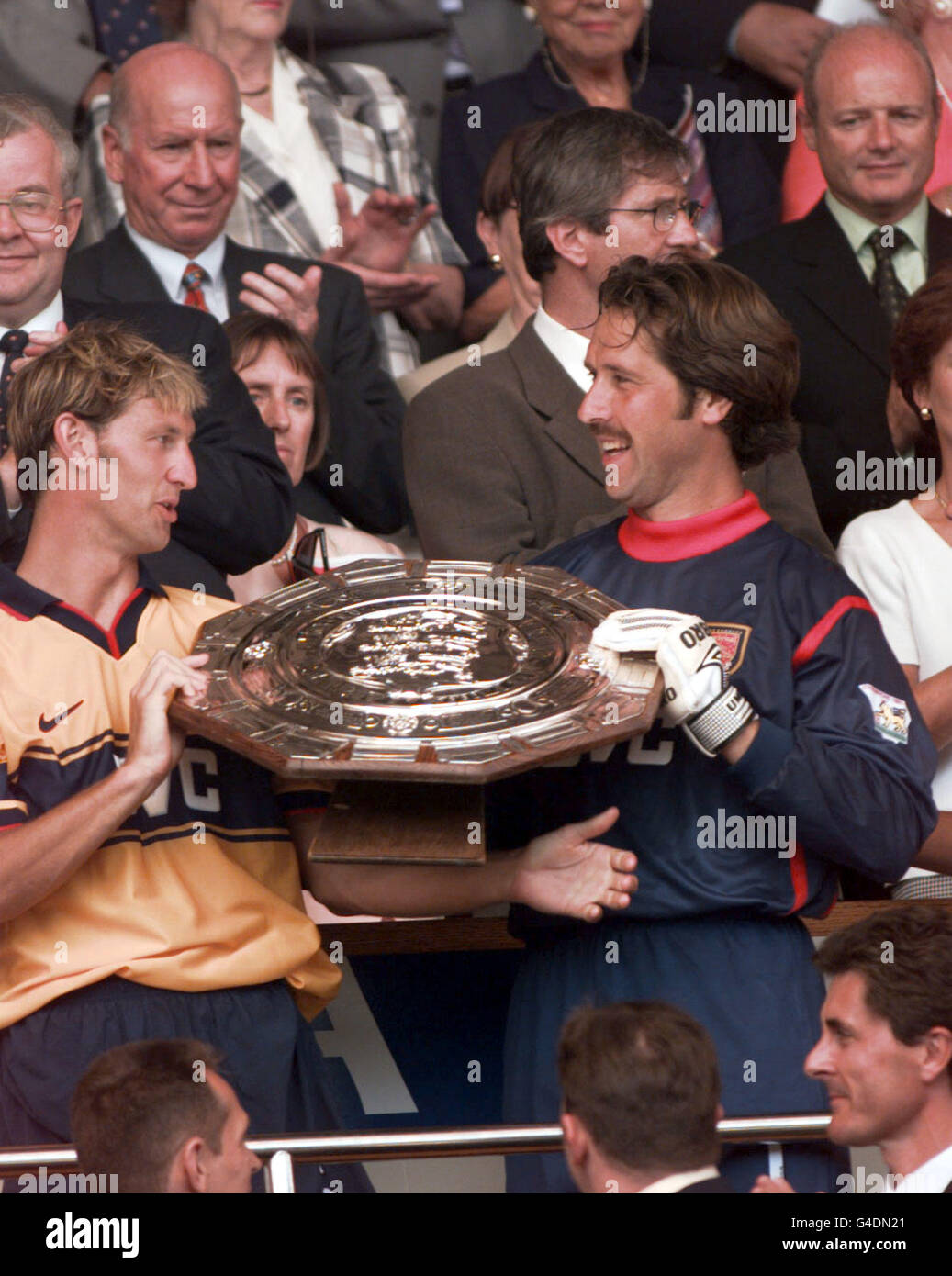 Tony adams arsenal trophy hi-res stock photography and images - Alamy