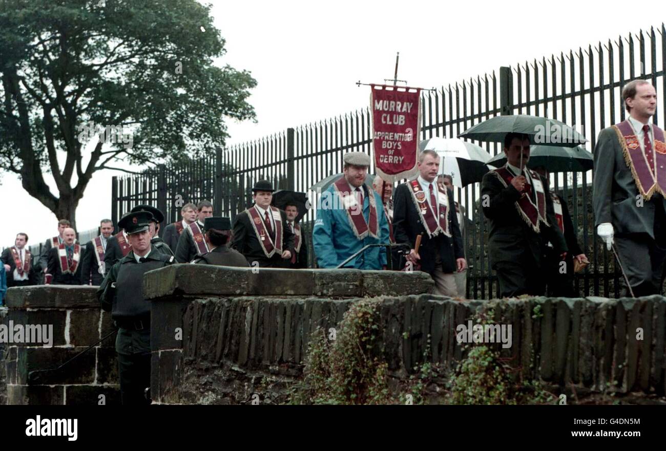 Apprentice boys of derry march along the derry walls hi-res stock ...