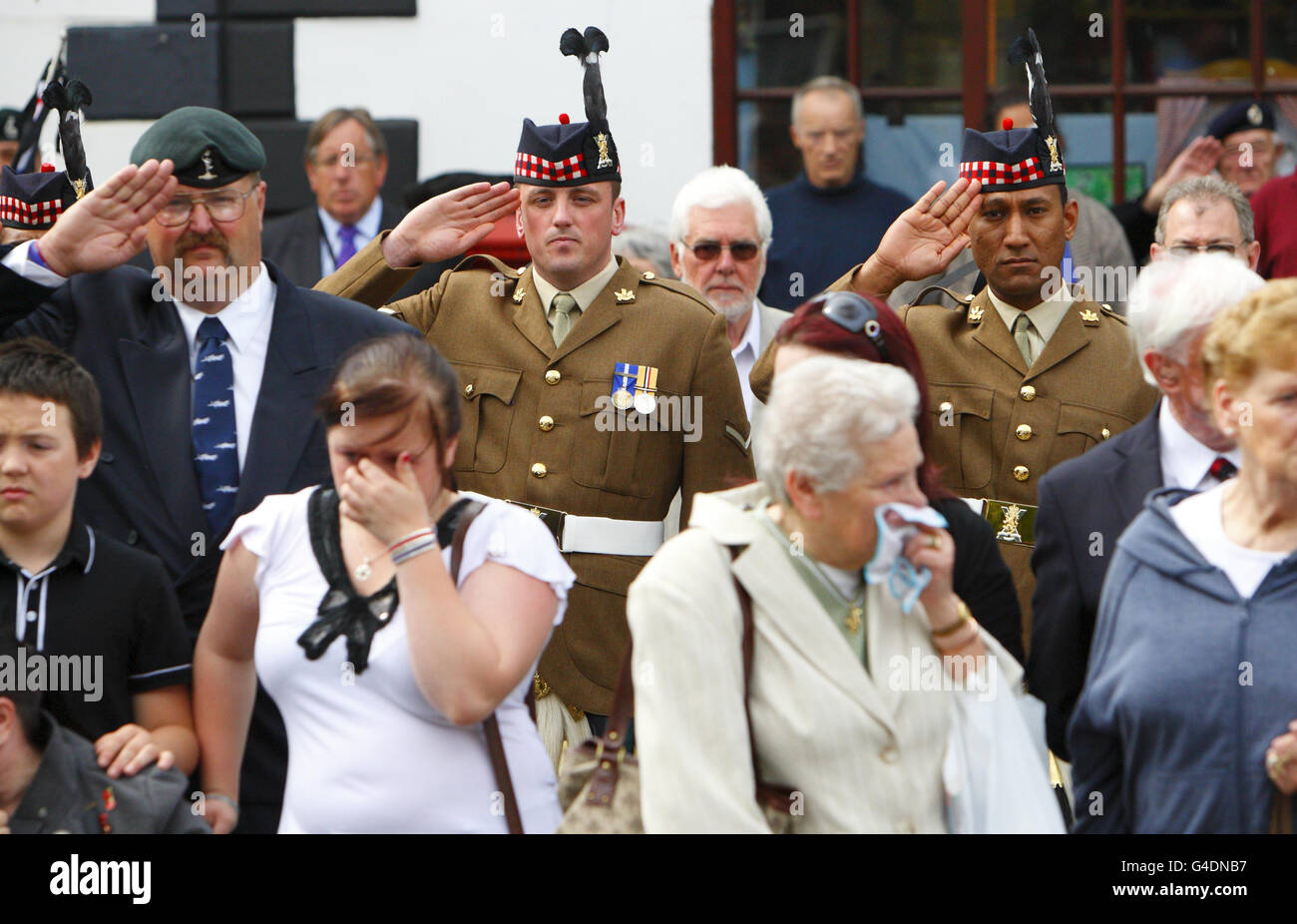 Members of the highlanders 4th battalion hi-res stock photography and ...