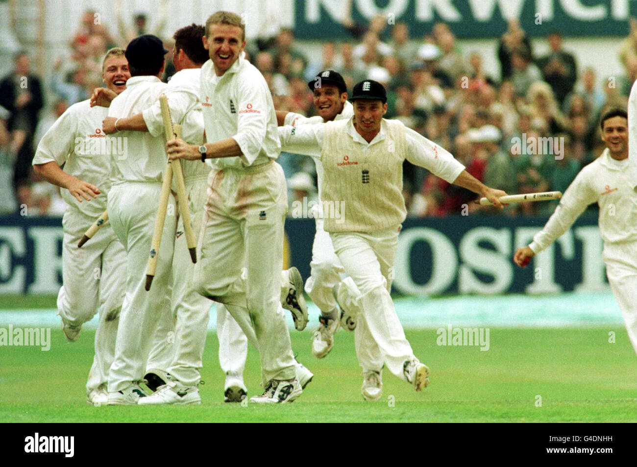 Sport cricket nasser hussain mark butcher hi-res stock photography and ...