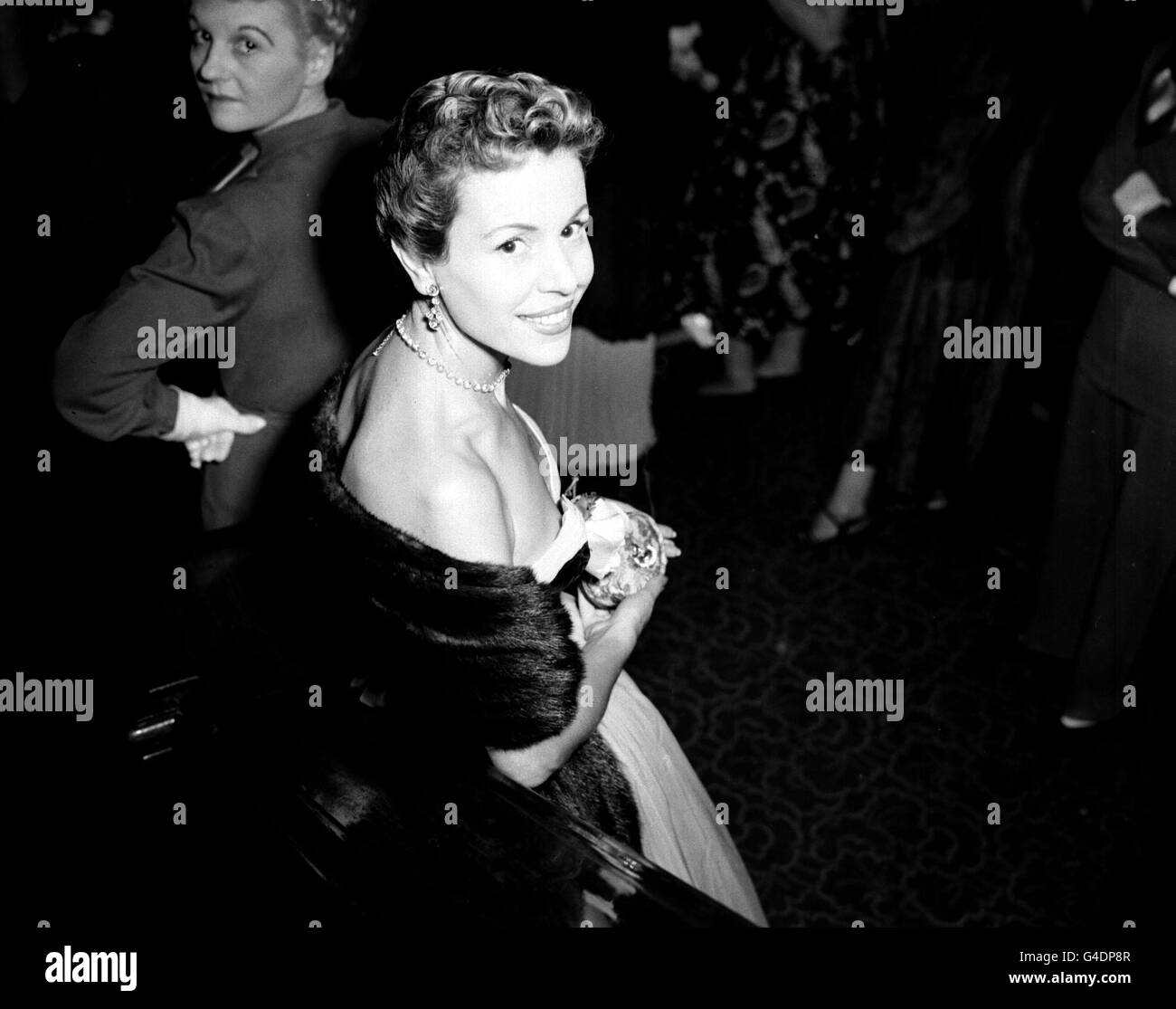 PA NEWS PHOTO 10/10/52 HELEN CORDER ATTENDS A PREMIERE AT THE CARLTON ...