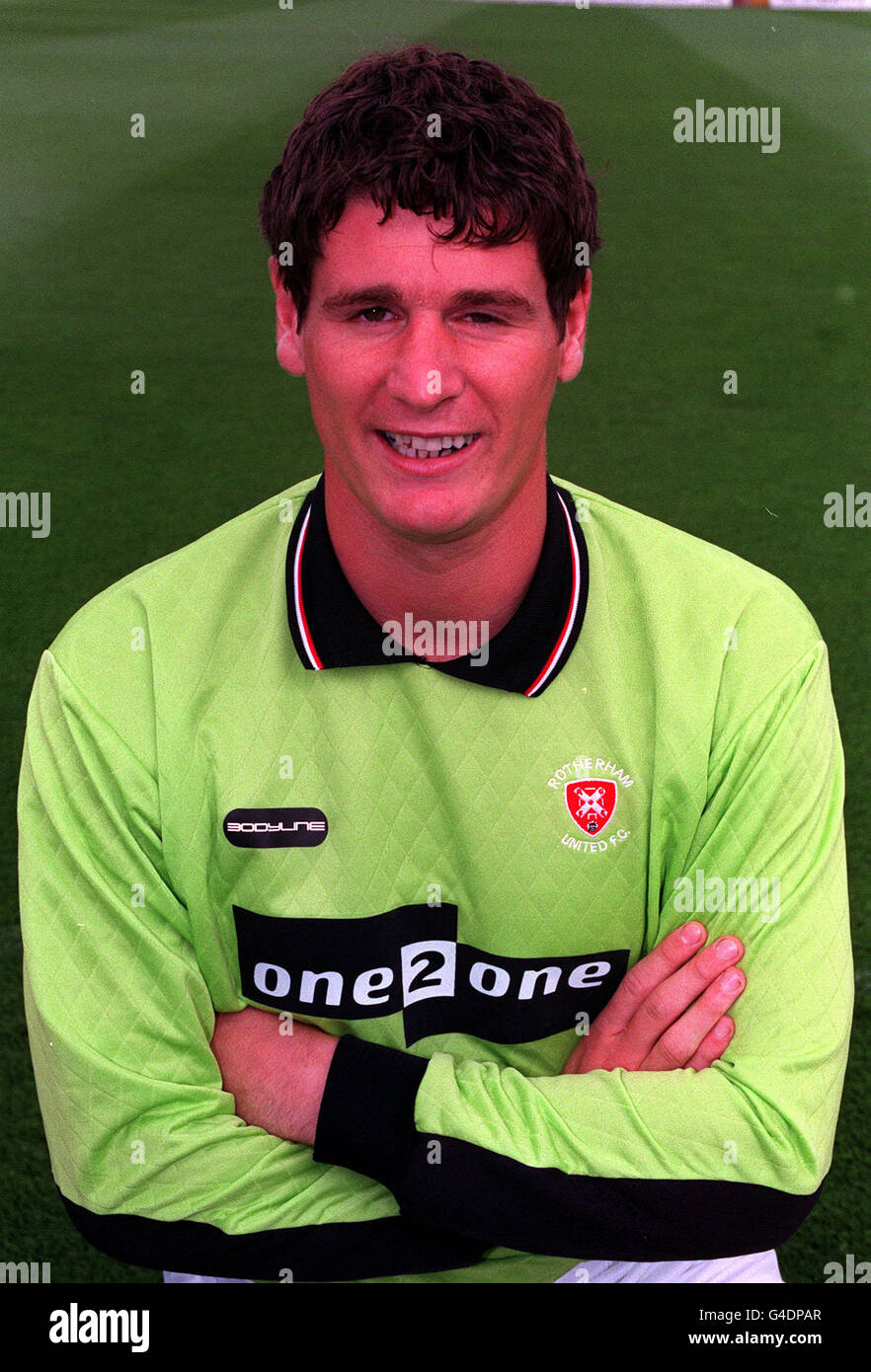 MIKE POLLITT, GOALKEEPER OF ROTHERHAM UNITED FOOTBALL CLUB Stock Photo ...