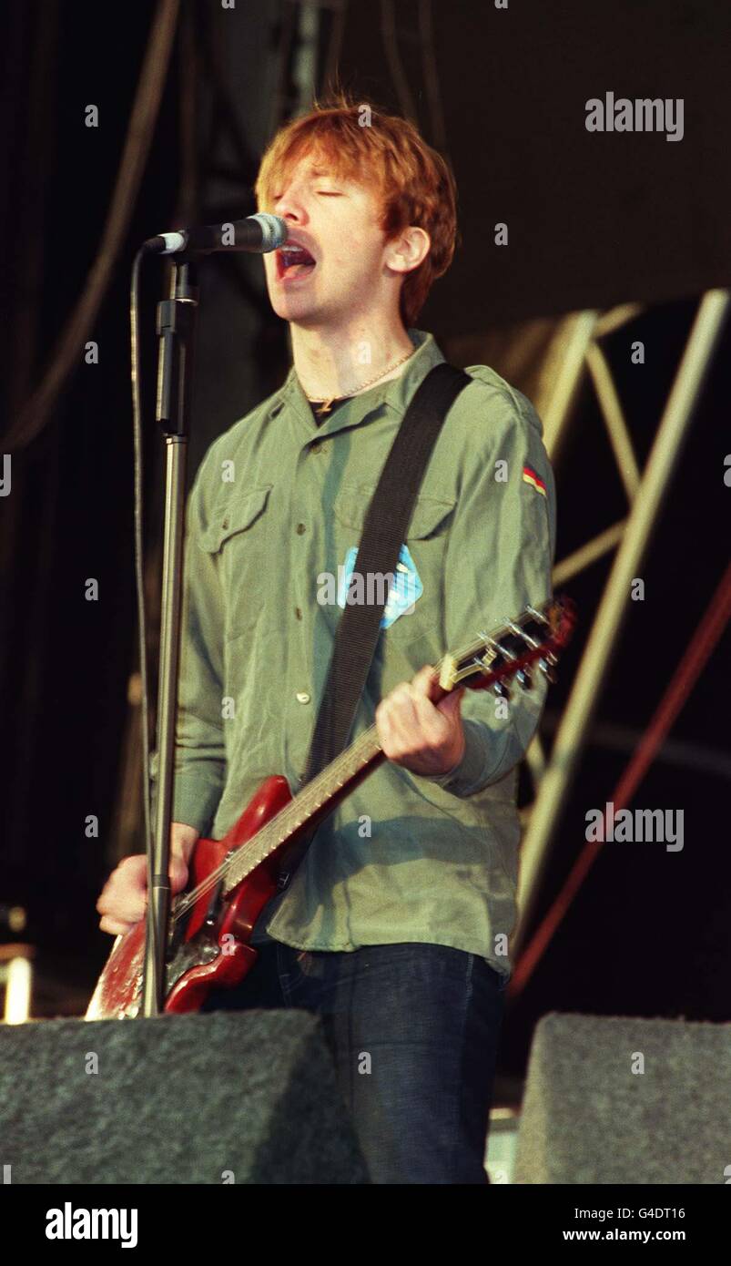 READING FESTIVAL. PA NEWS PHOTO 28/8/98 PAUL DRAPER, SINGER WITH MANSUN ...