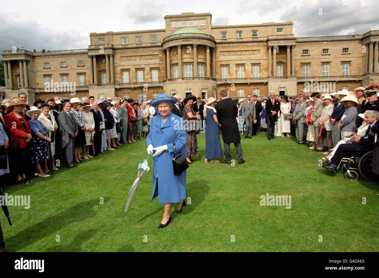 Queen hosts garden party palace hi-res stock photography and images - Alamy
