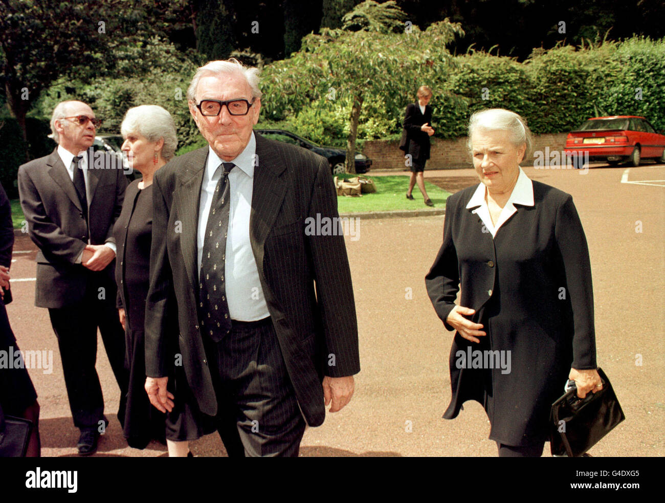 ERIC SYKES AT FUNERAL Stock Photo - Alamy