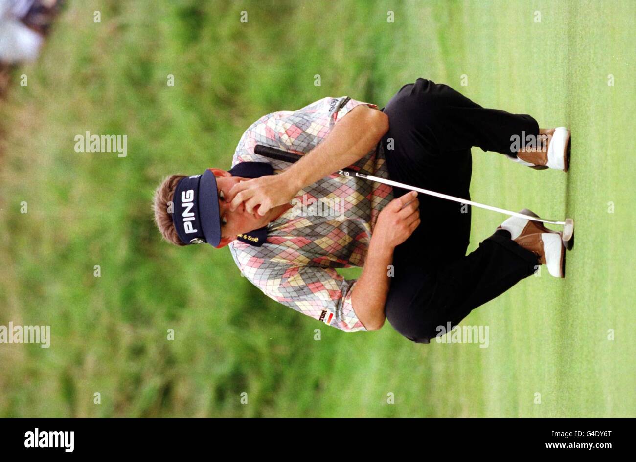 OPEN GOLF/Westwood crouch Stock Photo - Alamy