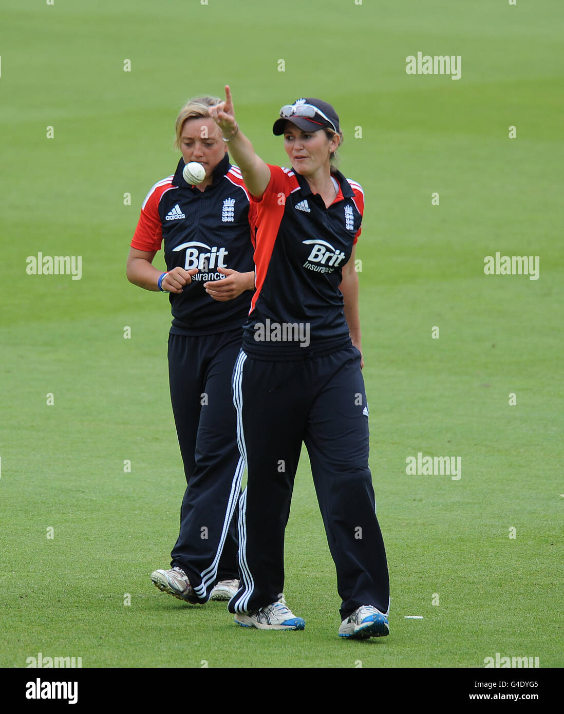 England's Charlotte Edwards (right) and Danielle Hazell Stock Photo - Alamy