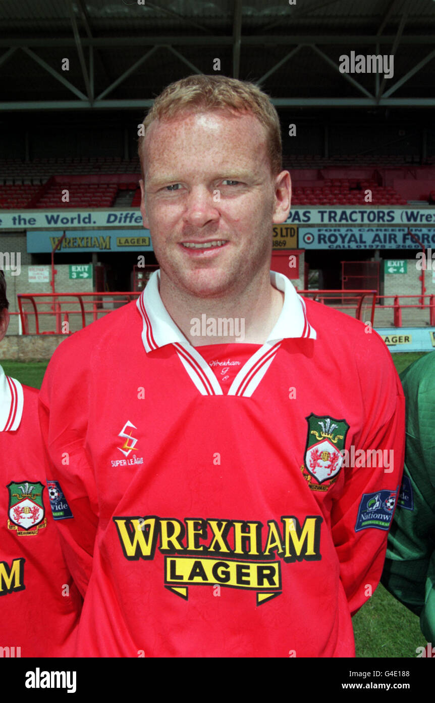 PA NEWS PHOTO 1/7/98 BRIAN CAREY OF WREXHAM A.F.C Stock Photo - Alamy