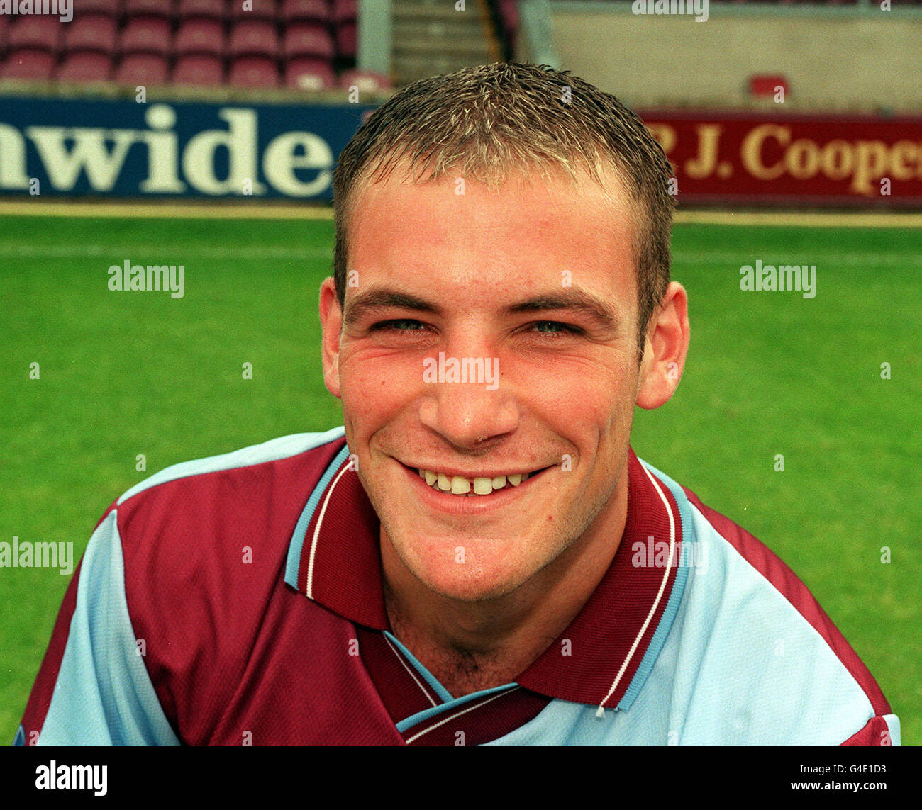 STEVE HOWSHAM OF SCUNTHORPE UNITED FOOTBALL CLUB Stock Photo - Alamy
