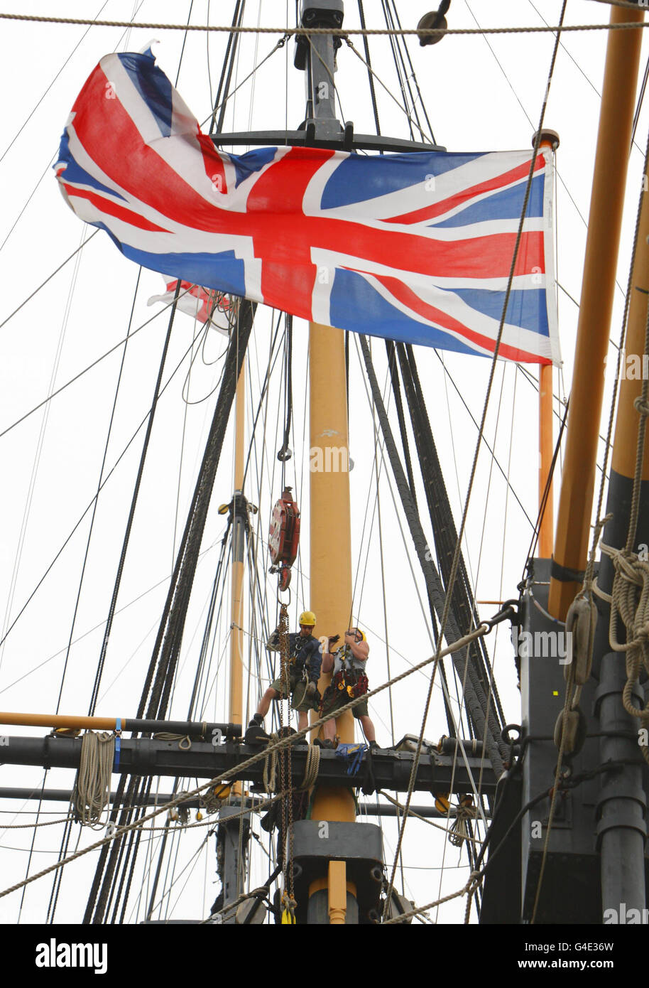 Engineers remove the yard arms from the foremast Admiral Lord Nelson's ...