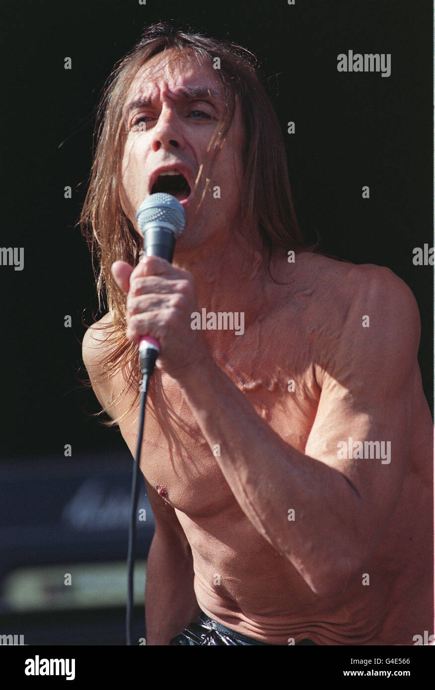 Showbiz iggy pop v98 hi-res stock photography and images - Alamy