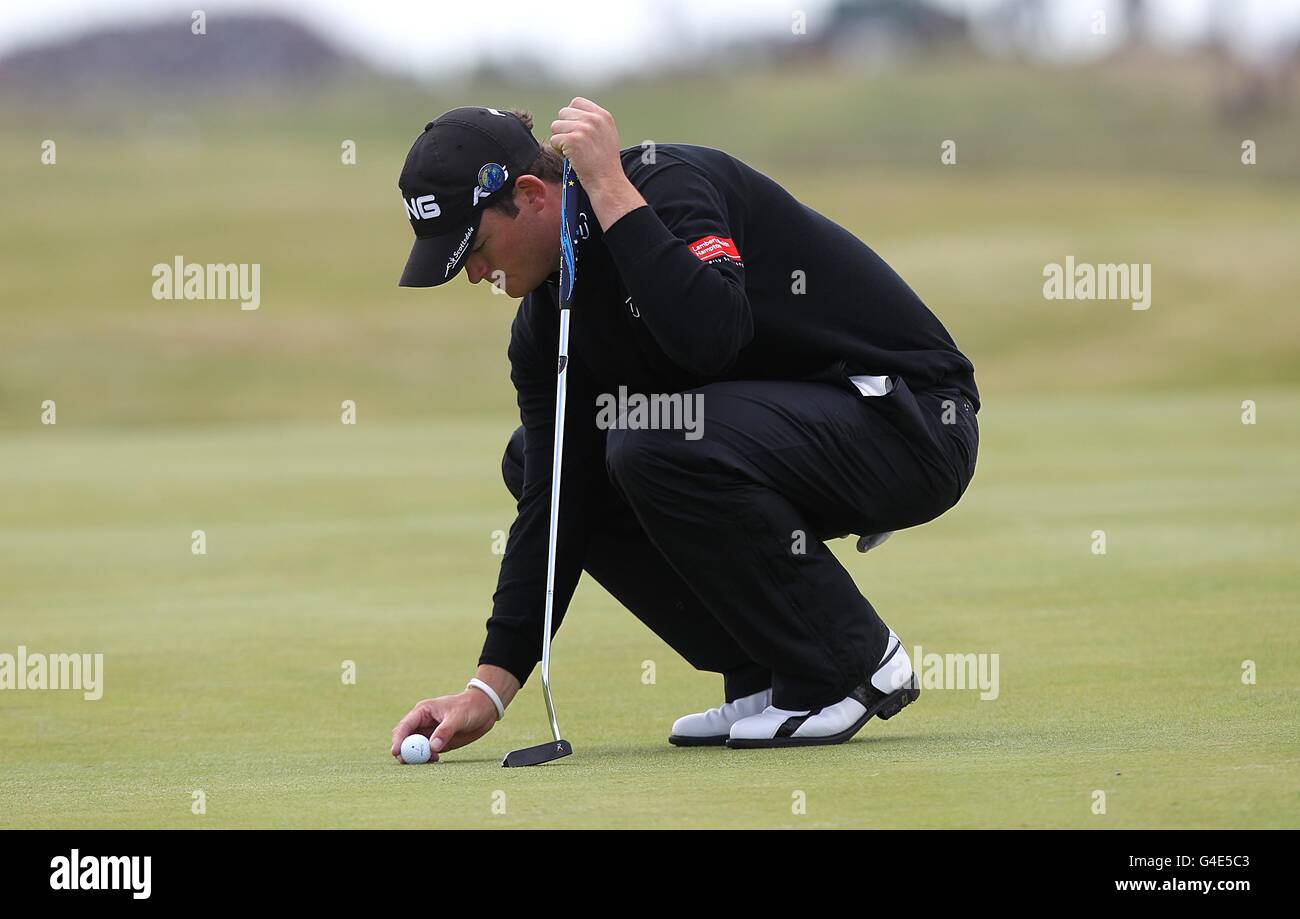 England's Gary Boyd places his ball on the green before he putts Stock ...