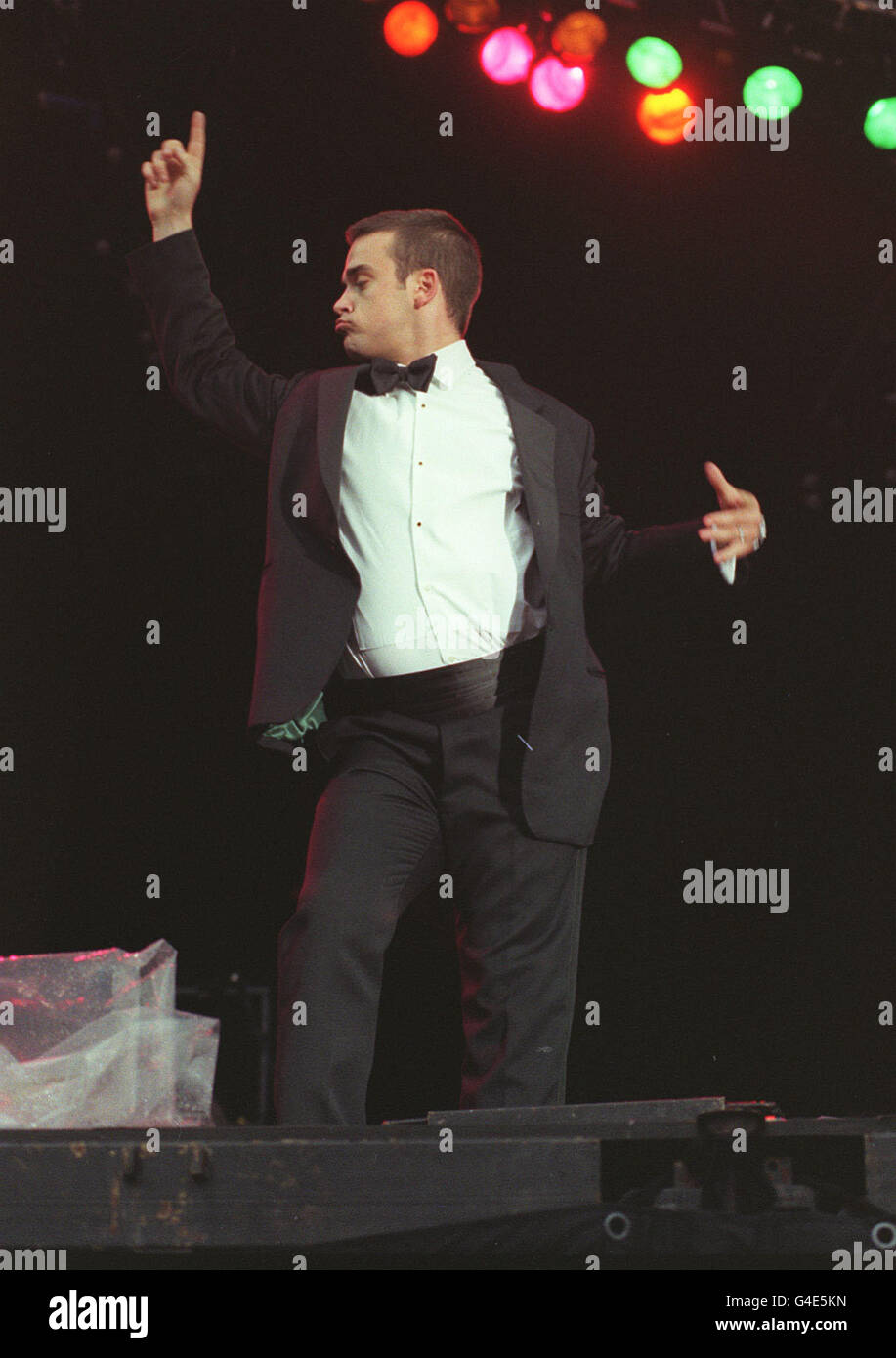 PA NEWS PHOTO 23/8/98 ROBBIE WILLIAMS ON STAGE AT THE V98 VIRGIN ROCK ...