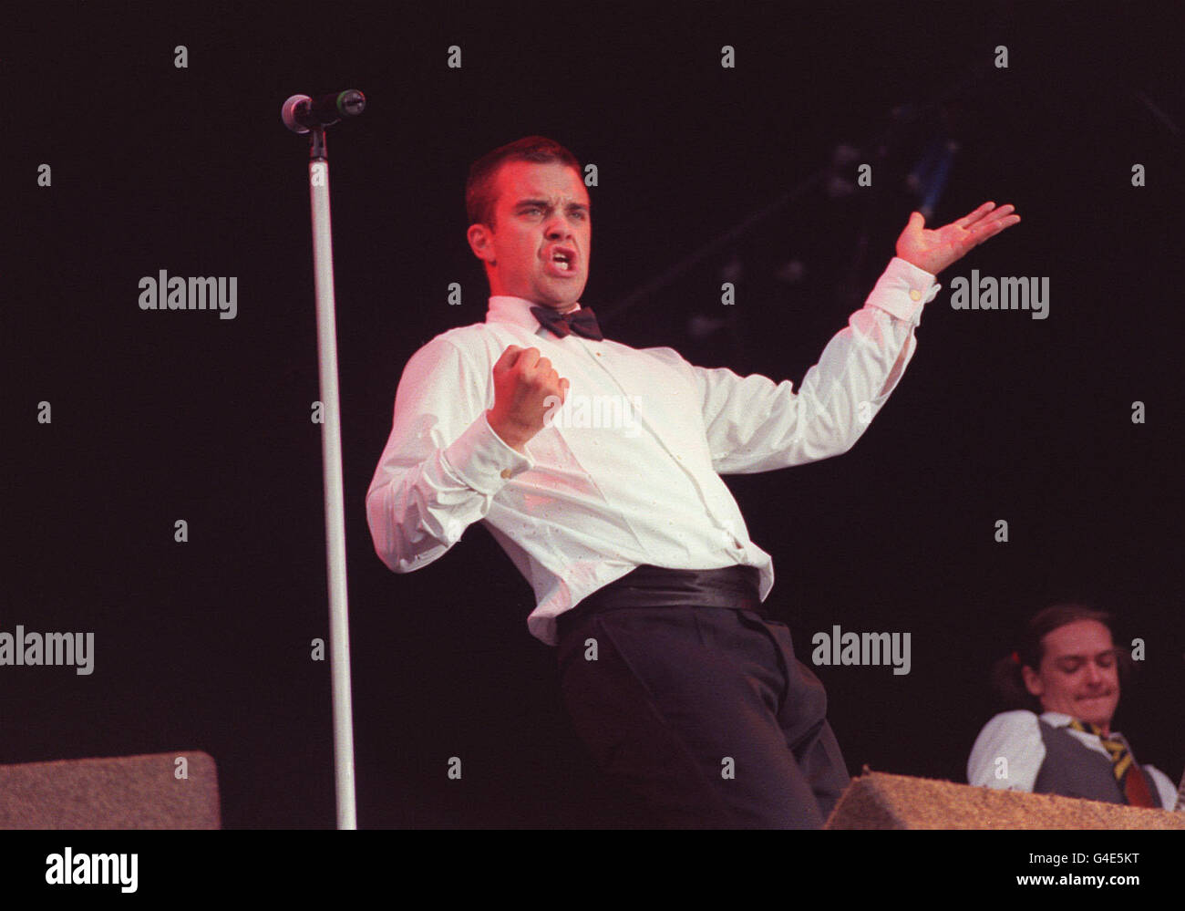 PA NEWS PHOTO 23/8/98 ROBBIE WILLIAMS ON STAGE AT THE V98 VIRGIN ROCK ...