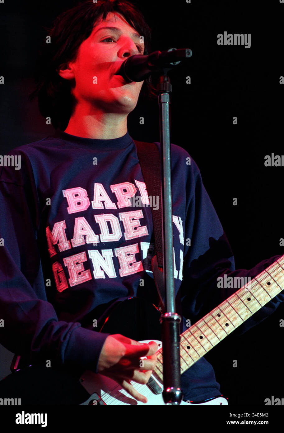 PA NEWS PHOTO 23/8/98 SHARLEEN SPITERI OF THE BAND TEXAS AT THE V98 ...