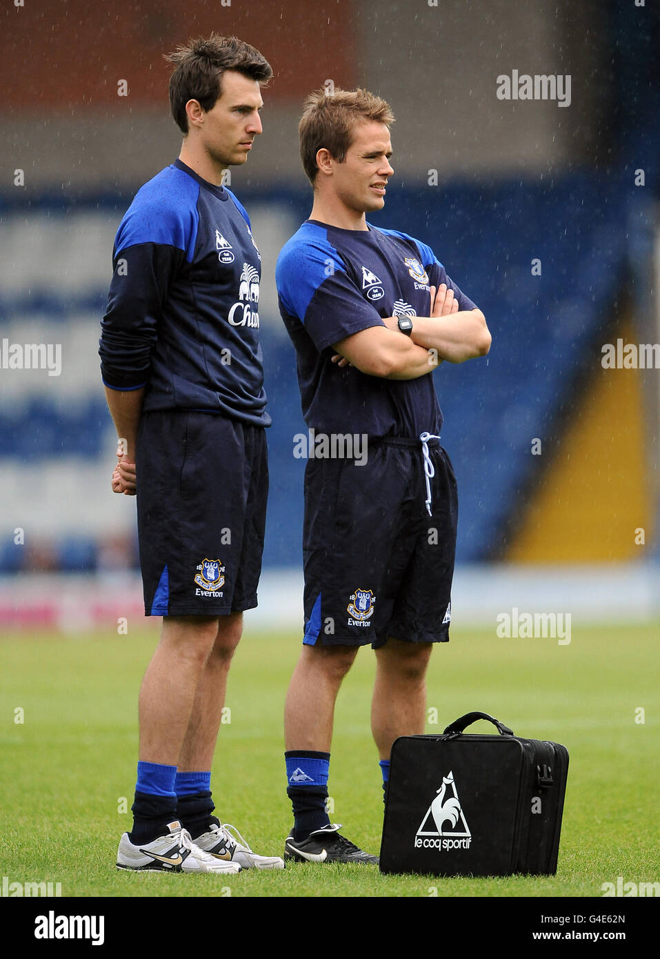 Full length physiotherapist datacoapplies hi-res stock photography and ...