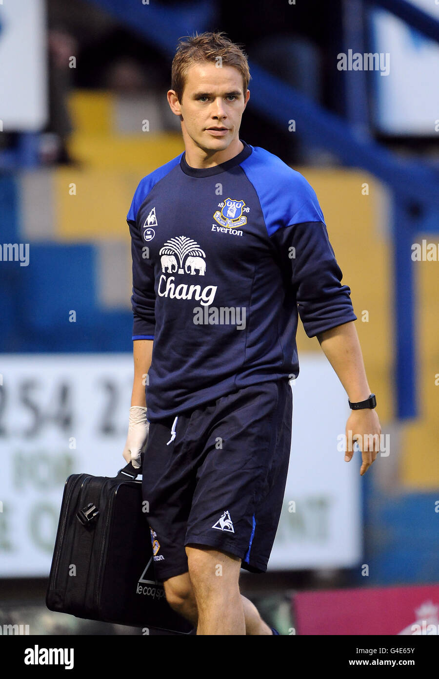 Evertons physiotherapist dominic rogan hi-res stock photography and ...