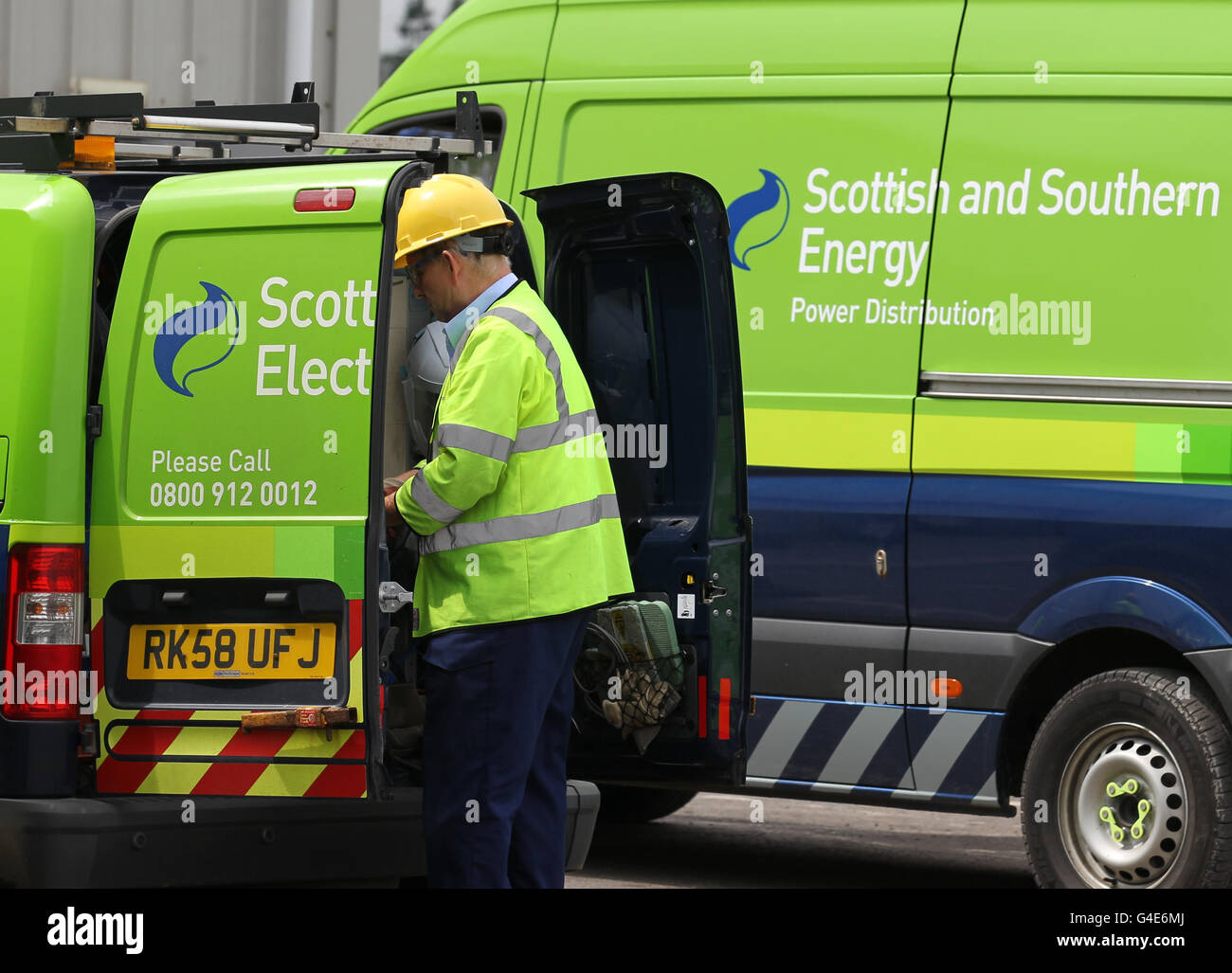 Scottish and southern energy van hi-res stock photography and images ...