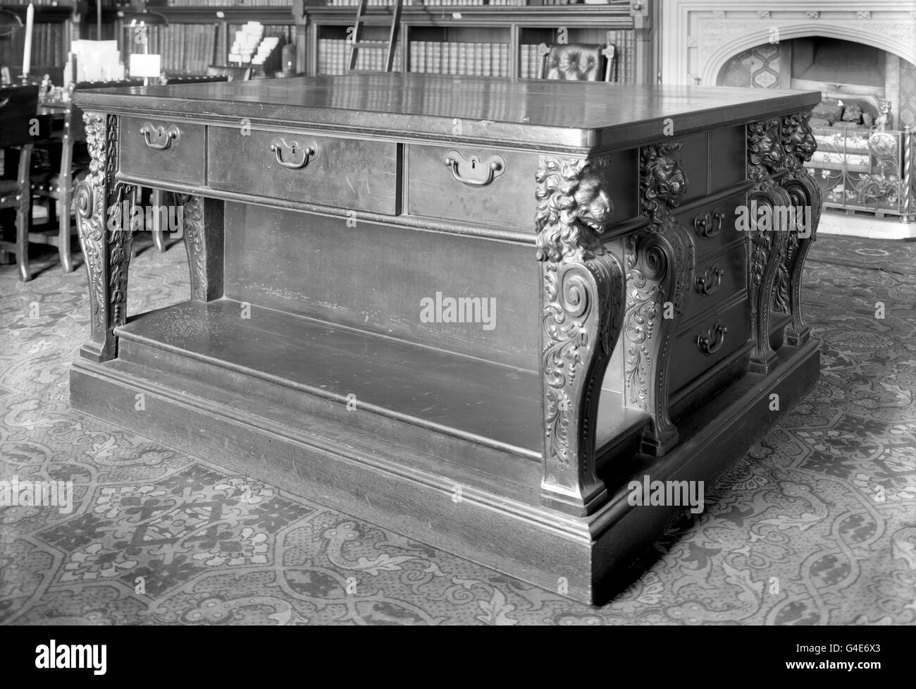Parliament commons table hi-res stock photography and images - Alamy