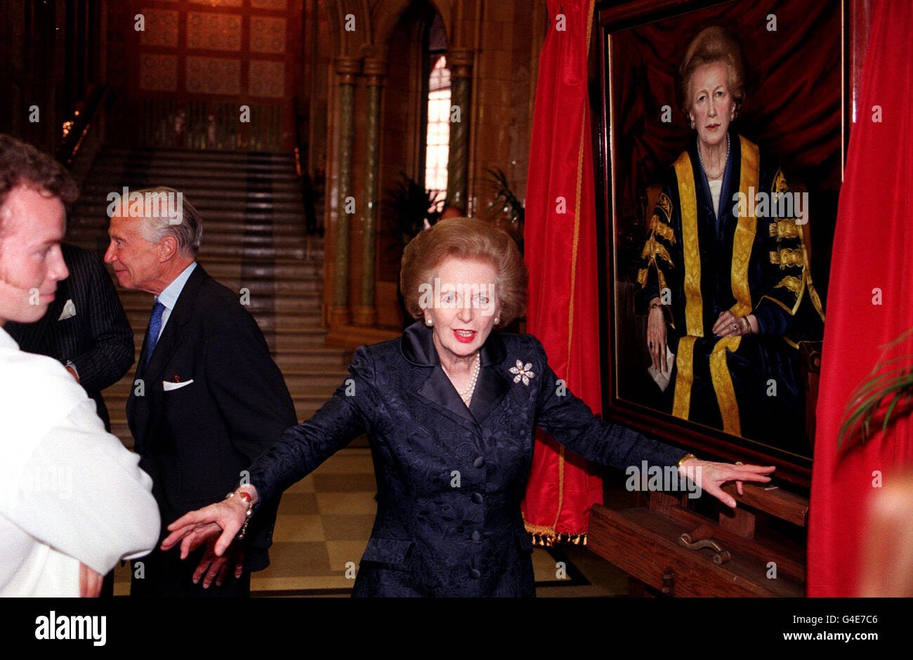 PA NEWS PHOTO 3/9/98 FORMER PRIME MINISTER BARONESS THATCHER POSES ...