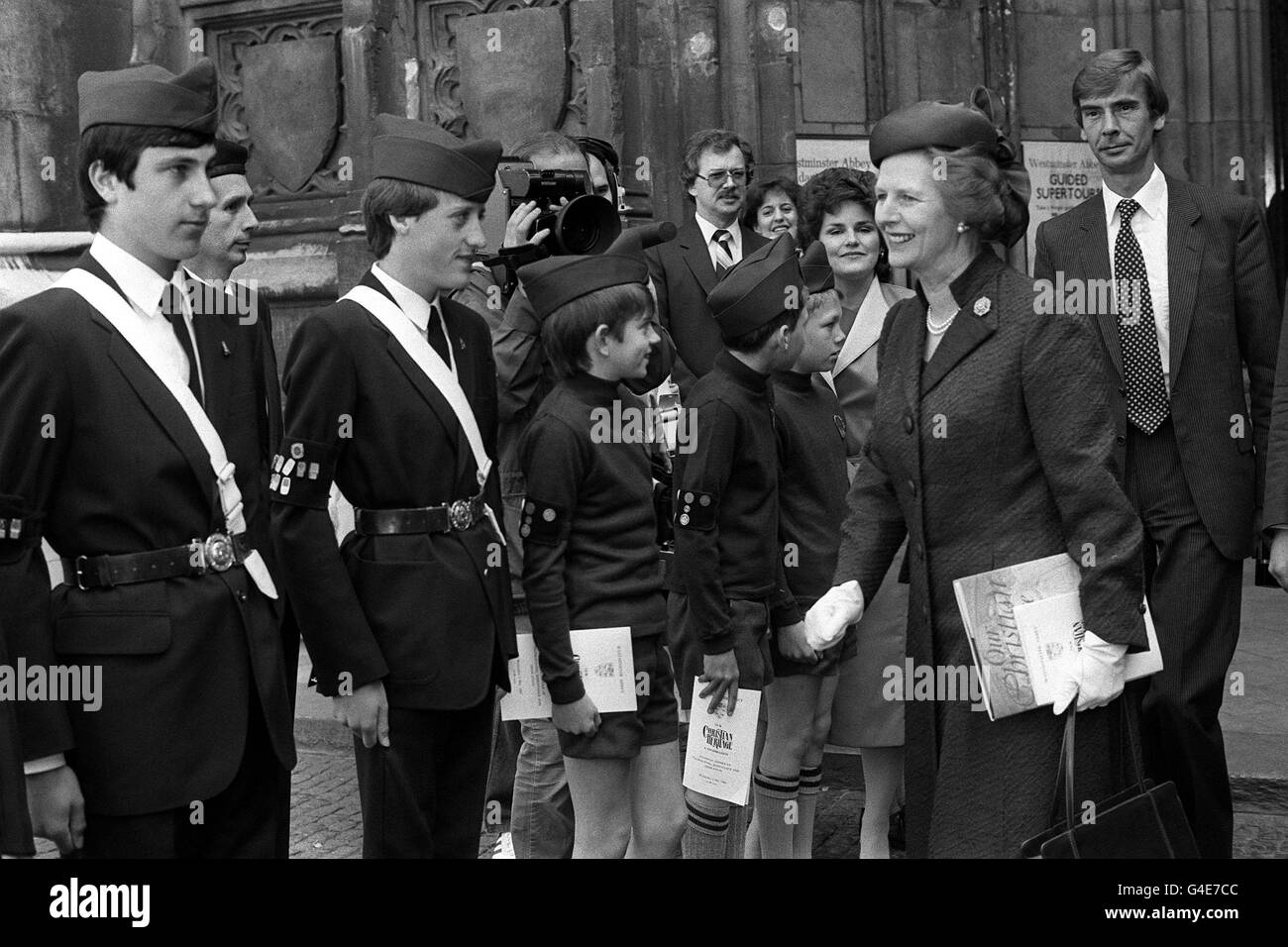 PA NEWS PHOTO 9/5/84 PRIME MINISTER MARGARET THATCHER WALKS PAST A LINE ...