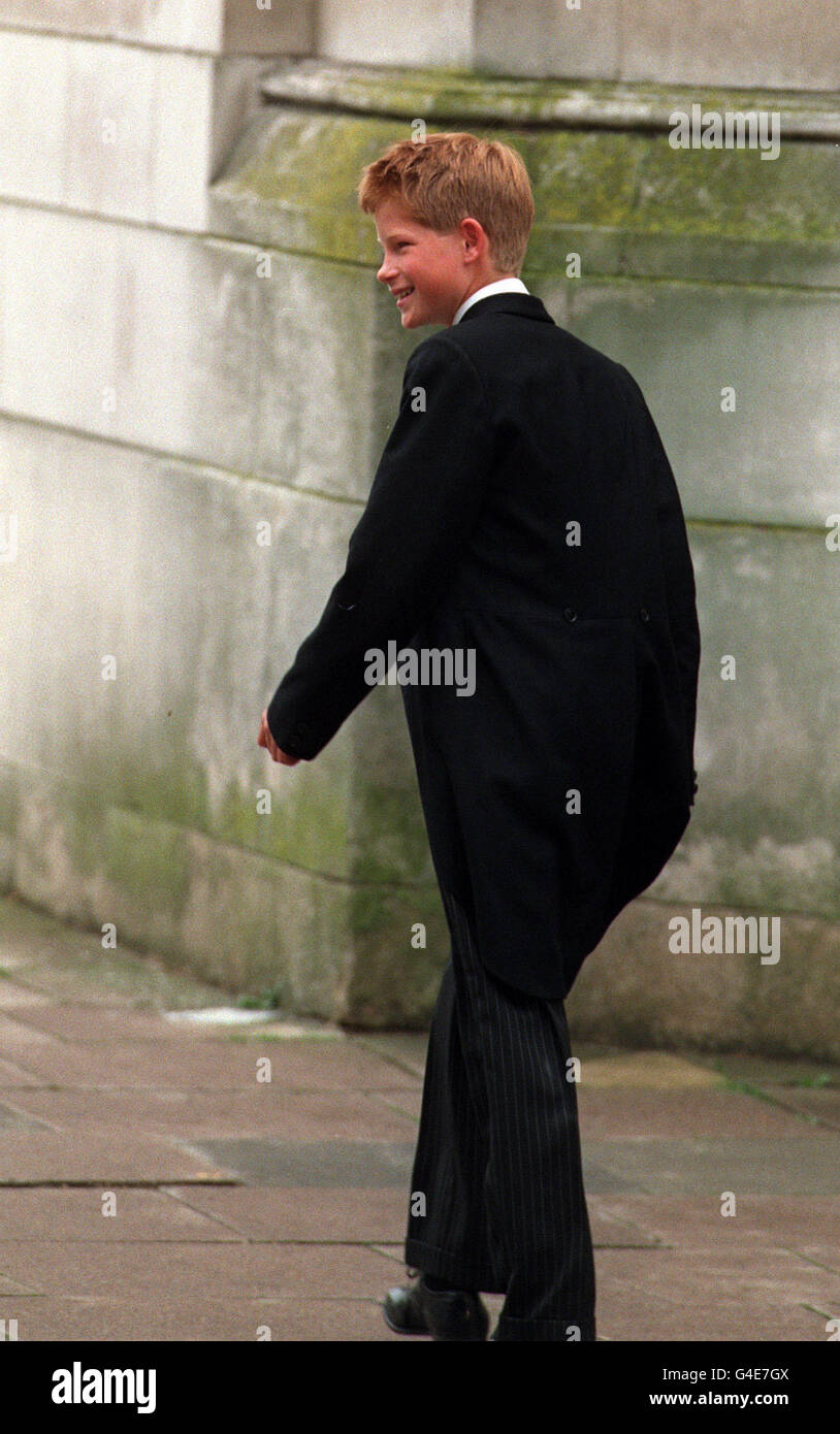 PRINCE HARRY FIRST DAY AT ETON. PA NEWS PHOTO 3/9/98 PRINCE HARRY ON ...