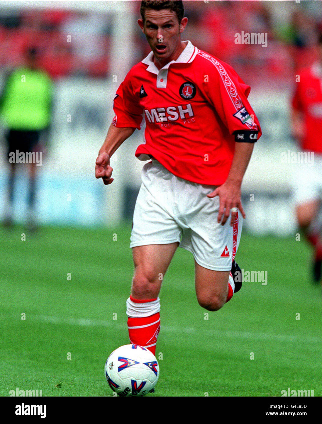 PA NEWS 12/9/98 MARK KINSELLA OF CHARLTON FOOTBALL CLUB IN ACTION ...