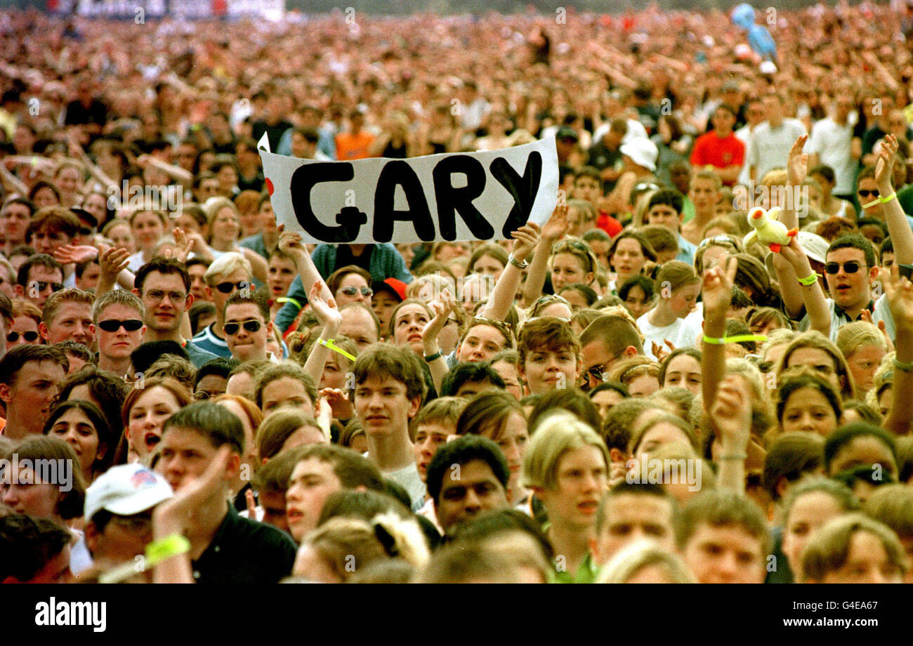 Fans show their support for singer Gary Barlow in London's Hyde Park ...