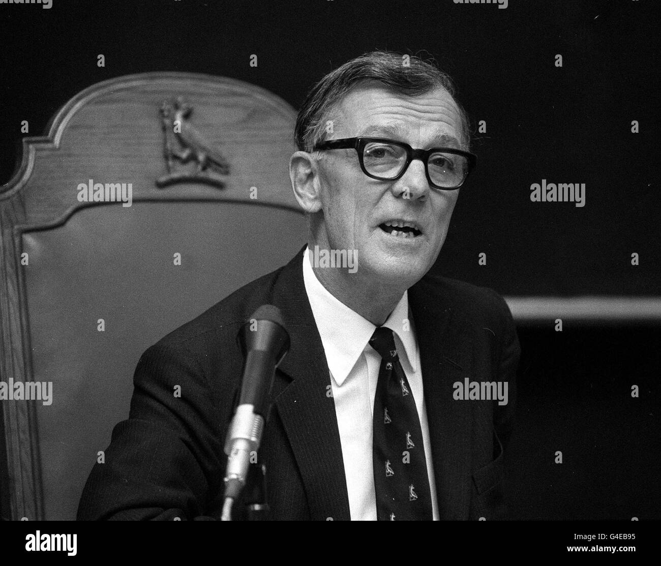 PA NEWS PHOTO 8/10/75 SIR RODNEY SMITH PRESIDENT OF THE ROYAL COLLEGE ...