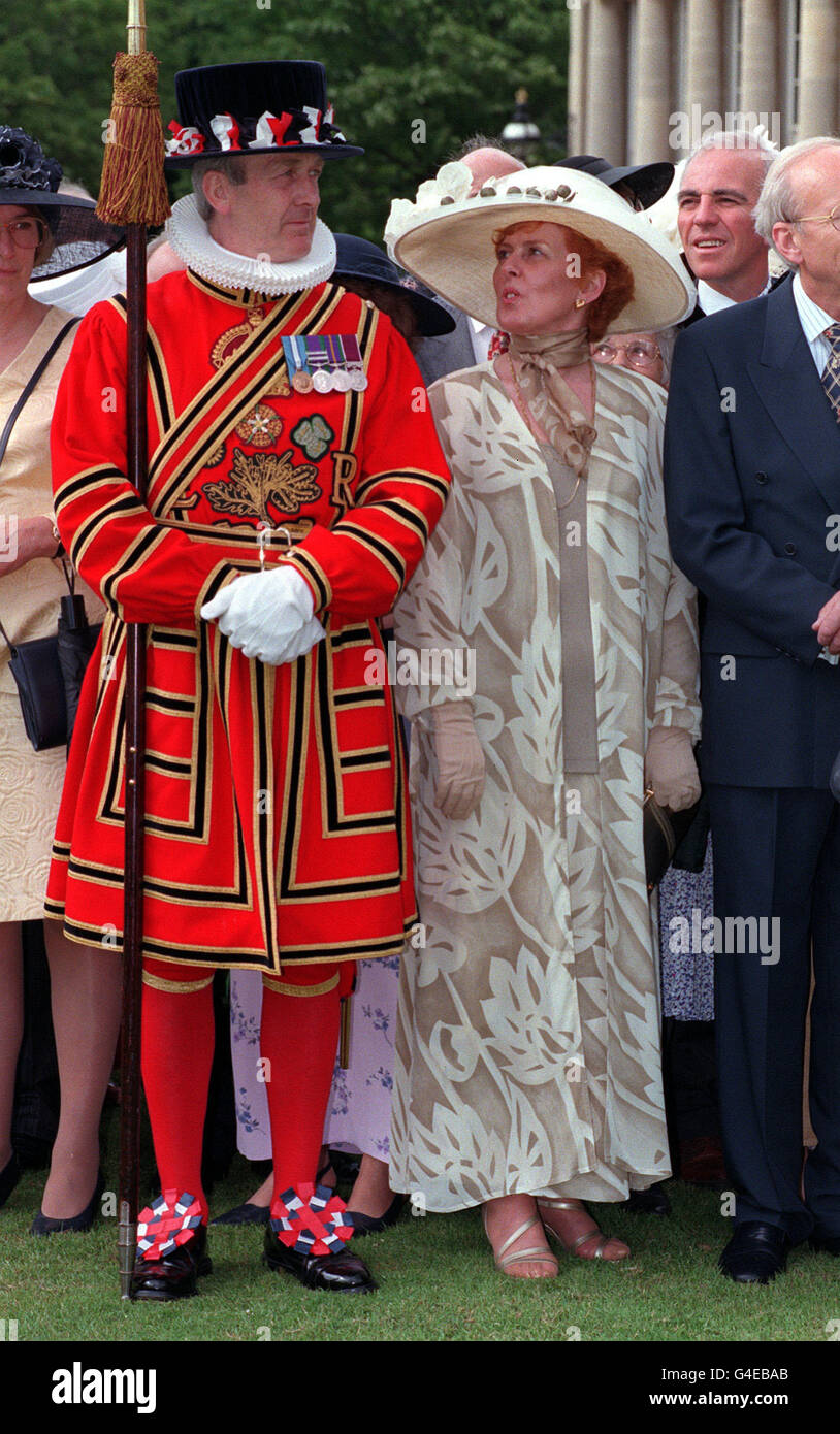 PA NEWS PHOTO 21/07/98 A BEEFEATER AMONGST THE ATTENDEES AT A GARDEN ...