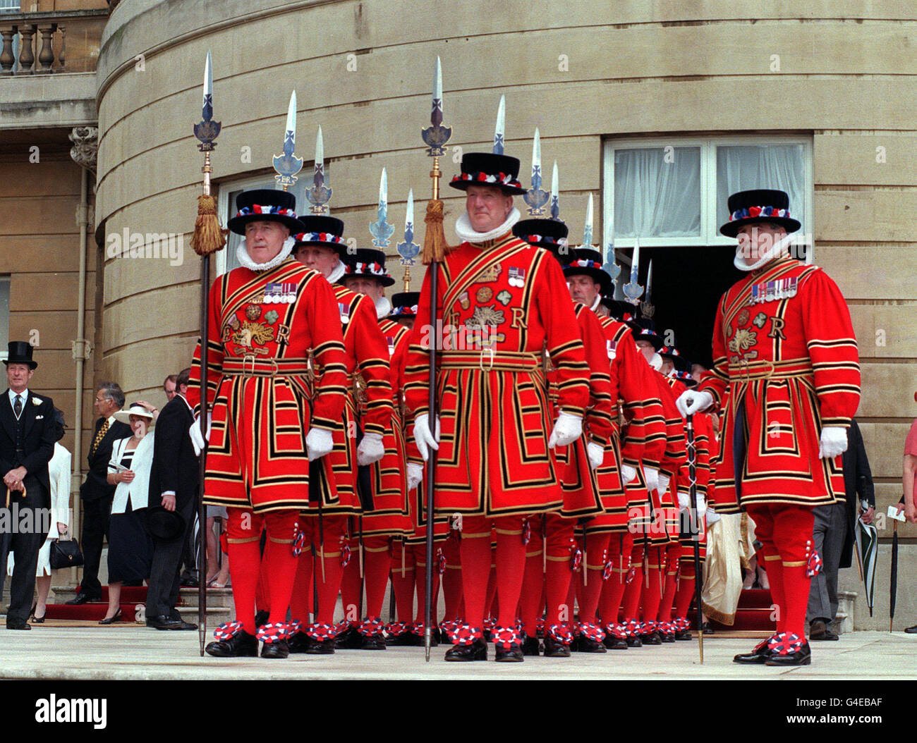 PA NEWS PHOTO 21/07/98 A TROOP OF BEEFEATERS LINES UP AT BUCKINGHAM ...