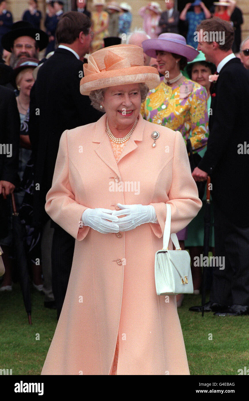 Royal queen elizabeth ii queen1990s hi-res stock photography and images ...