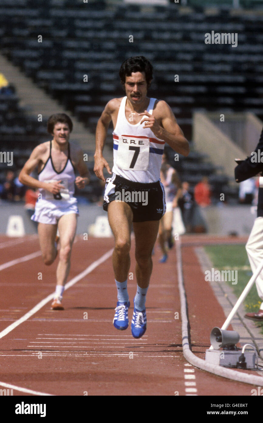 000 metres runner hi-res stock photography and images - Alamy