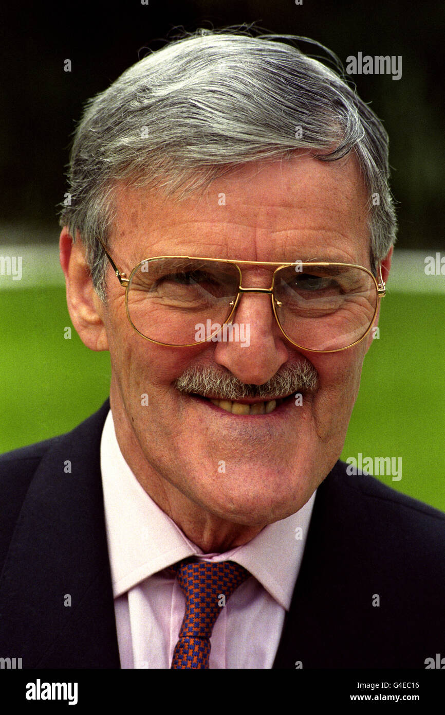 BBC TELEVISION FOOTBALL PUNDIT JIMMY HILL AT A PHOTOCALL IN LONDON TO ...