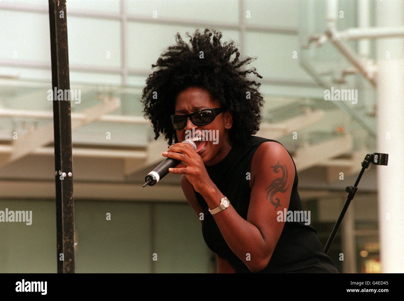PA NEWS 30/7/98 SINGER MICA PARIS PERFORMS AT A NEW VIRGIN MEGASTORE IN ...