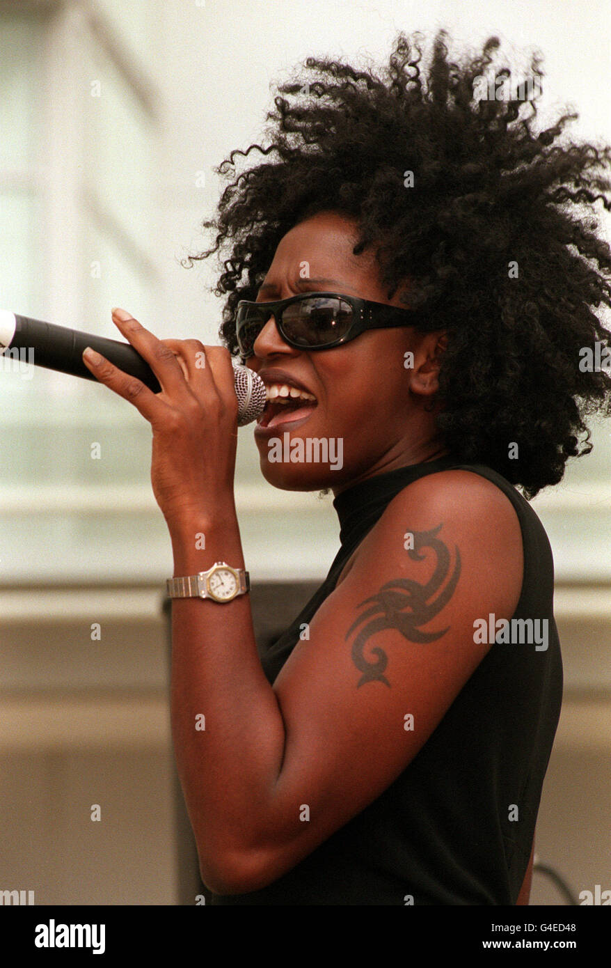 PA NEWS 30/7/98 SINGER MICA PARIS PERFORMS AT A NEW VIRGIN MEGASTORE IN ...