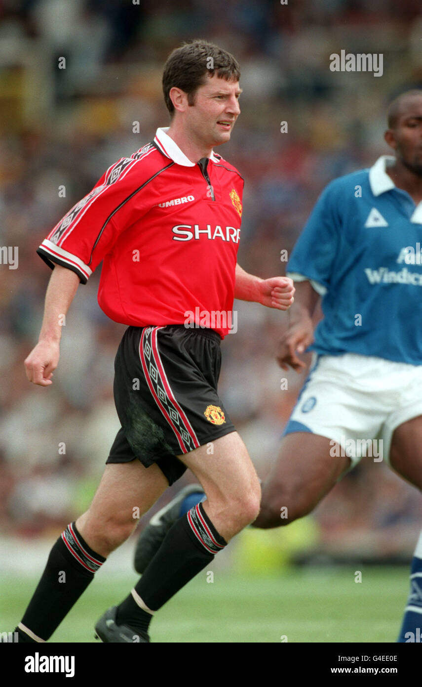 Manchester uniteds denis irwin hi-res stock photography and images - Alamy