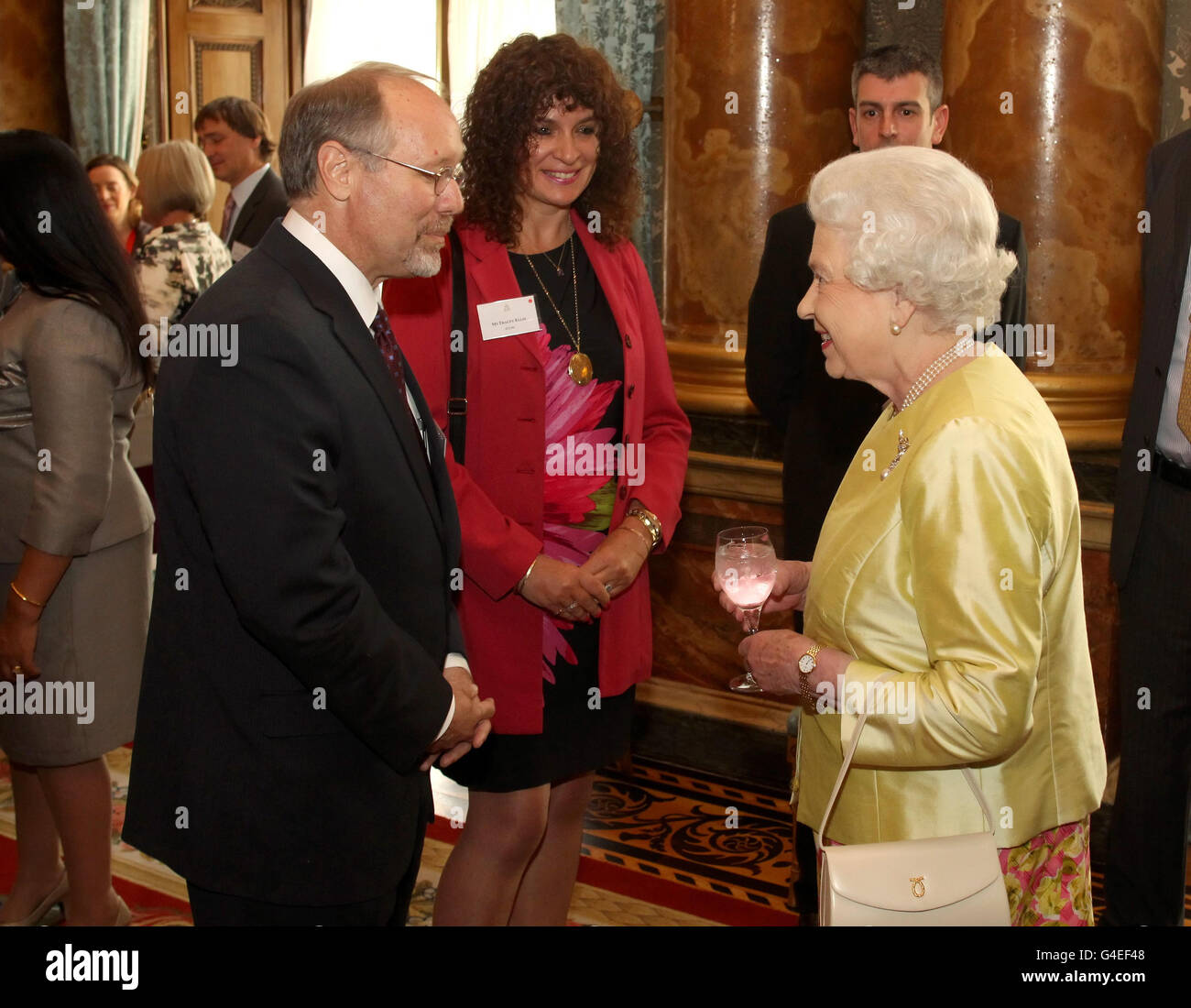 Britains queen elizabeth ii meets robert griffin and tracey ellis hi ...