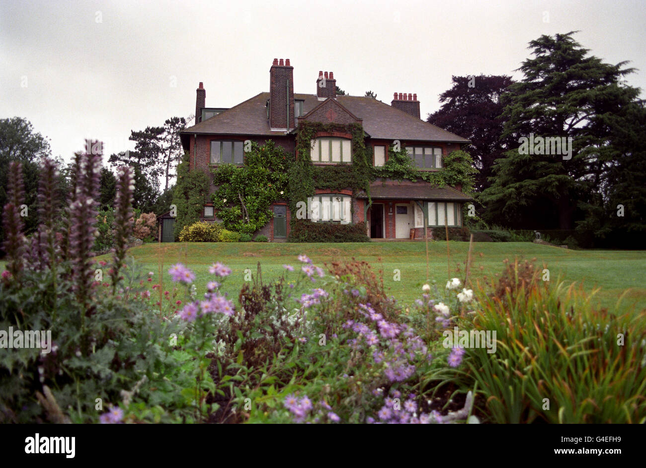 Buildings and landmarks shaws corner hertfordshire hi-res stock ...