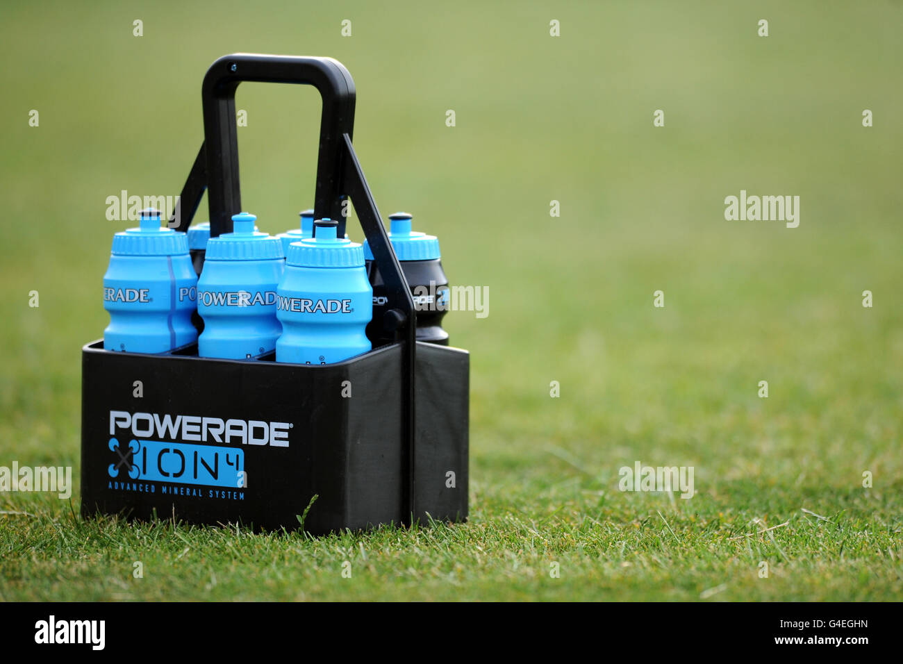Powerade bottles on pitch hi-res stock photography and images - Alamy