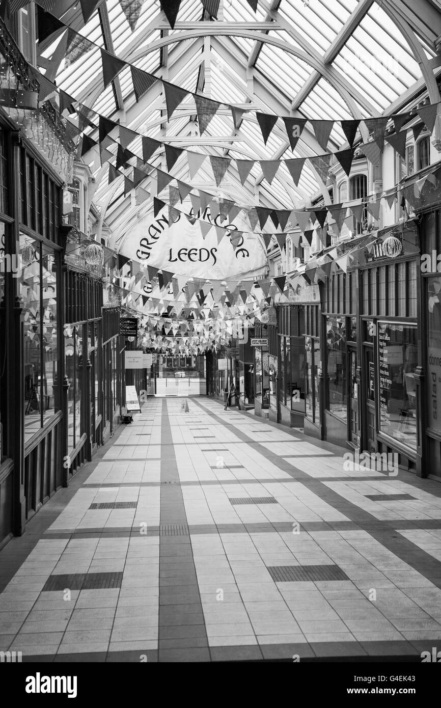 Arcade leeds Black and White Stock Photos & Images - Alamy