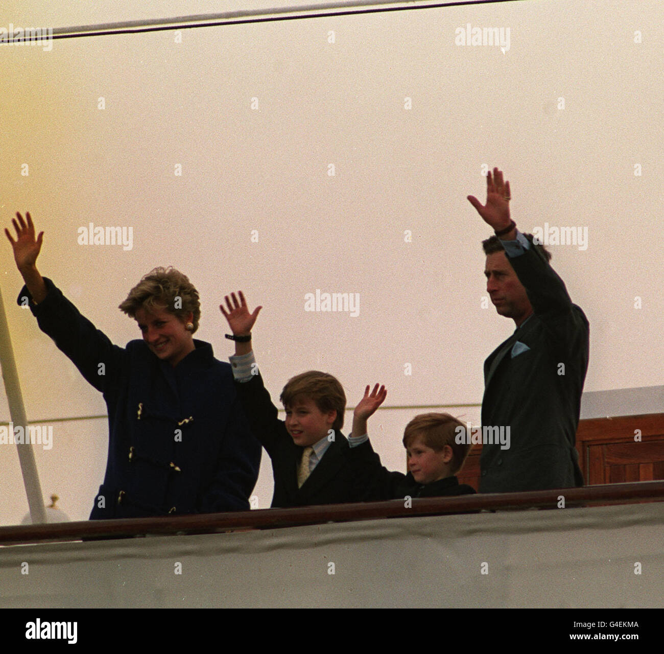 Children and waving goodbye hi-res stock photography and images - Alamy