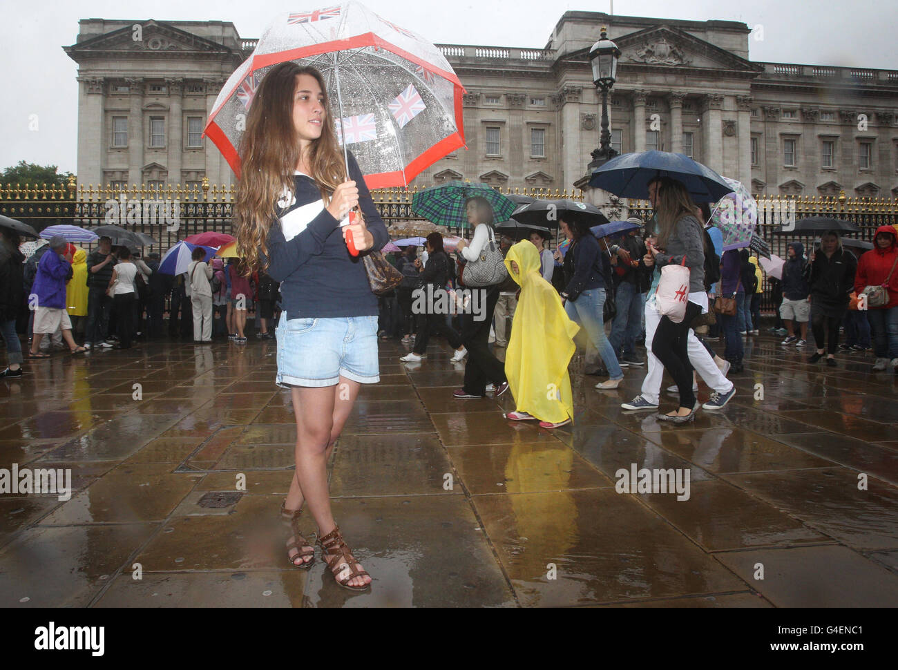 Pictured outside buckingham palace during a wet day in london hi-res ...