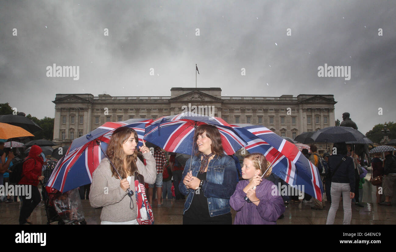Pictured buckingham palace hi-res stock photography and images - Alamy