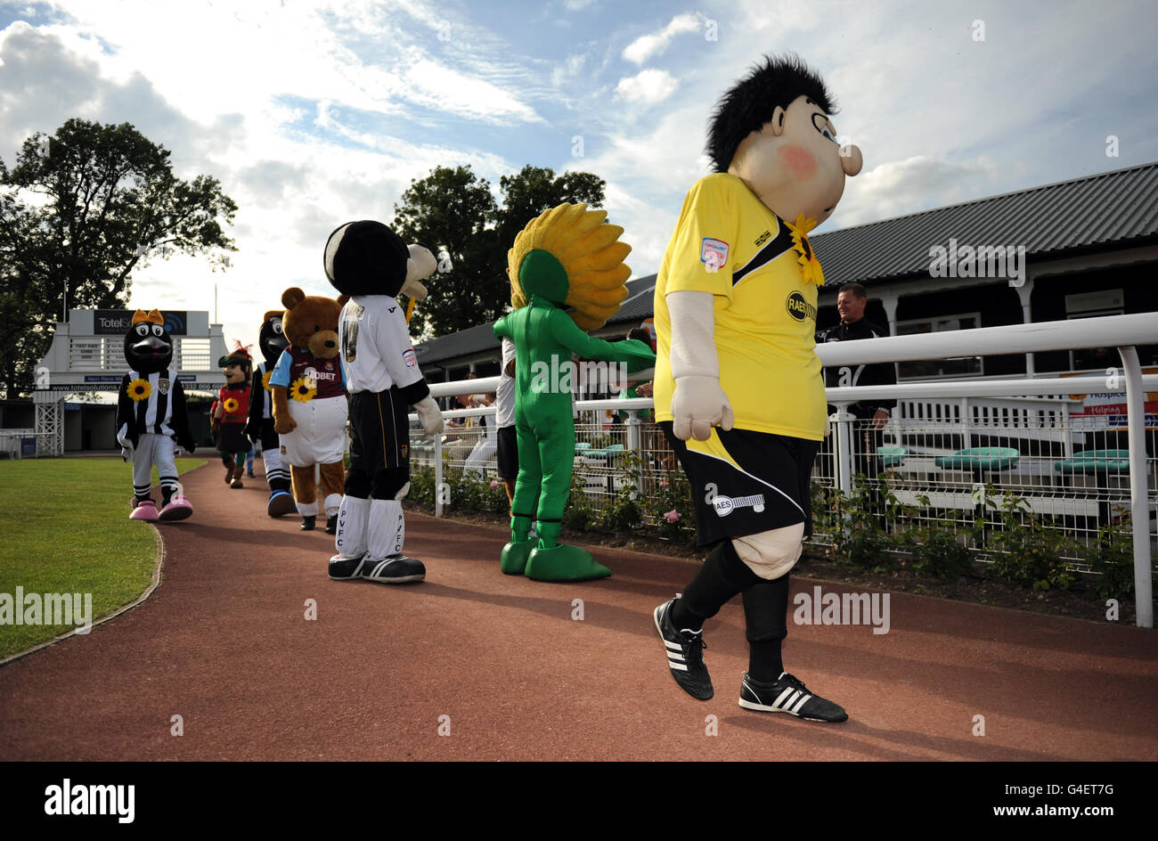 The west ham united mascot bubbles hi-res stock photography and images ...