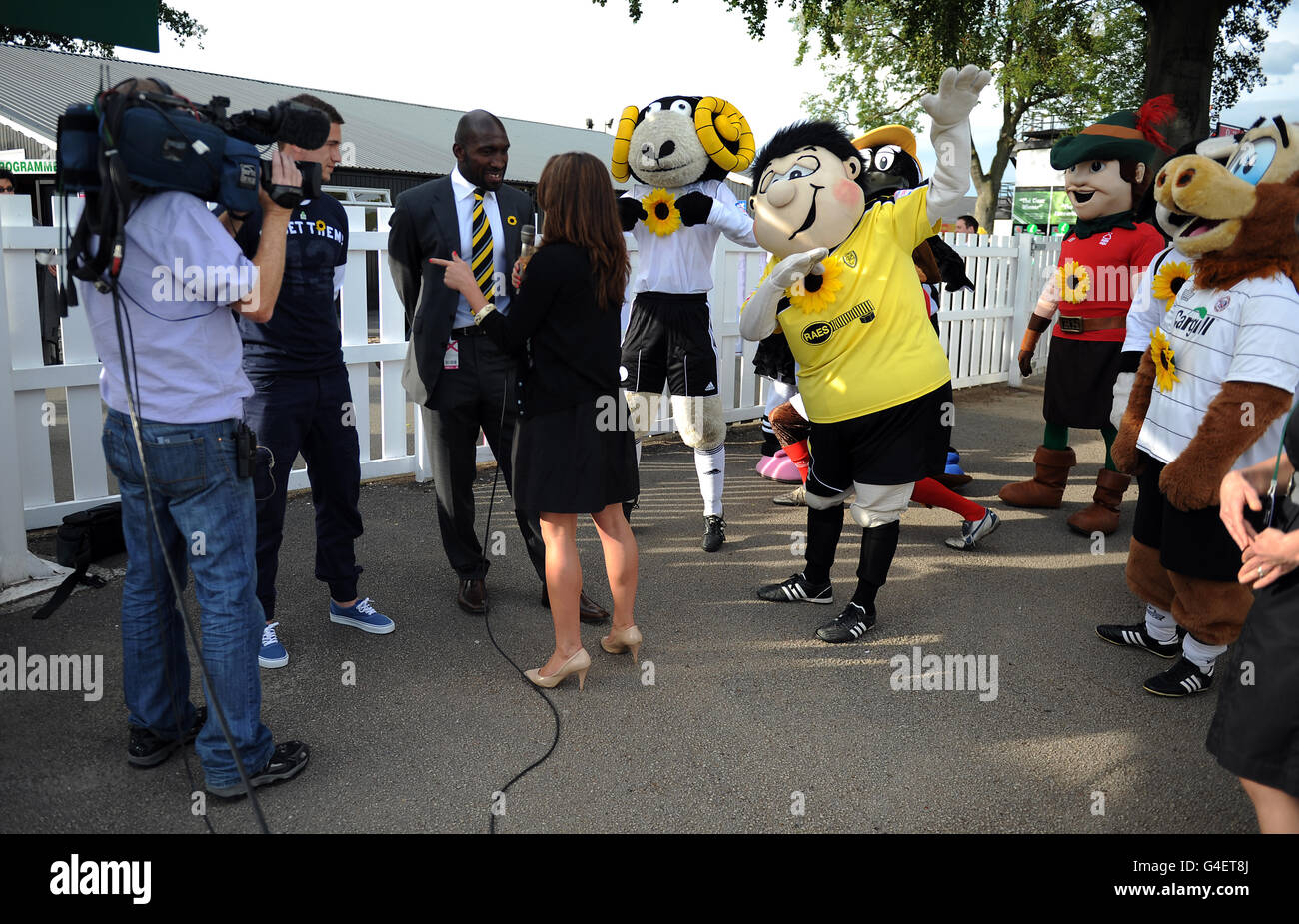 Nottingham forest mascot robin hood 2nd left hi-res stock photography ...