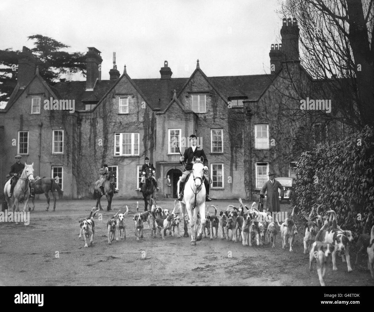 Fox Hunting - South Oxfordshire Hounds - Baldon House Stock Photo - Alamy