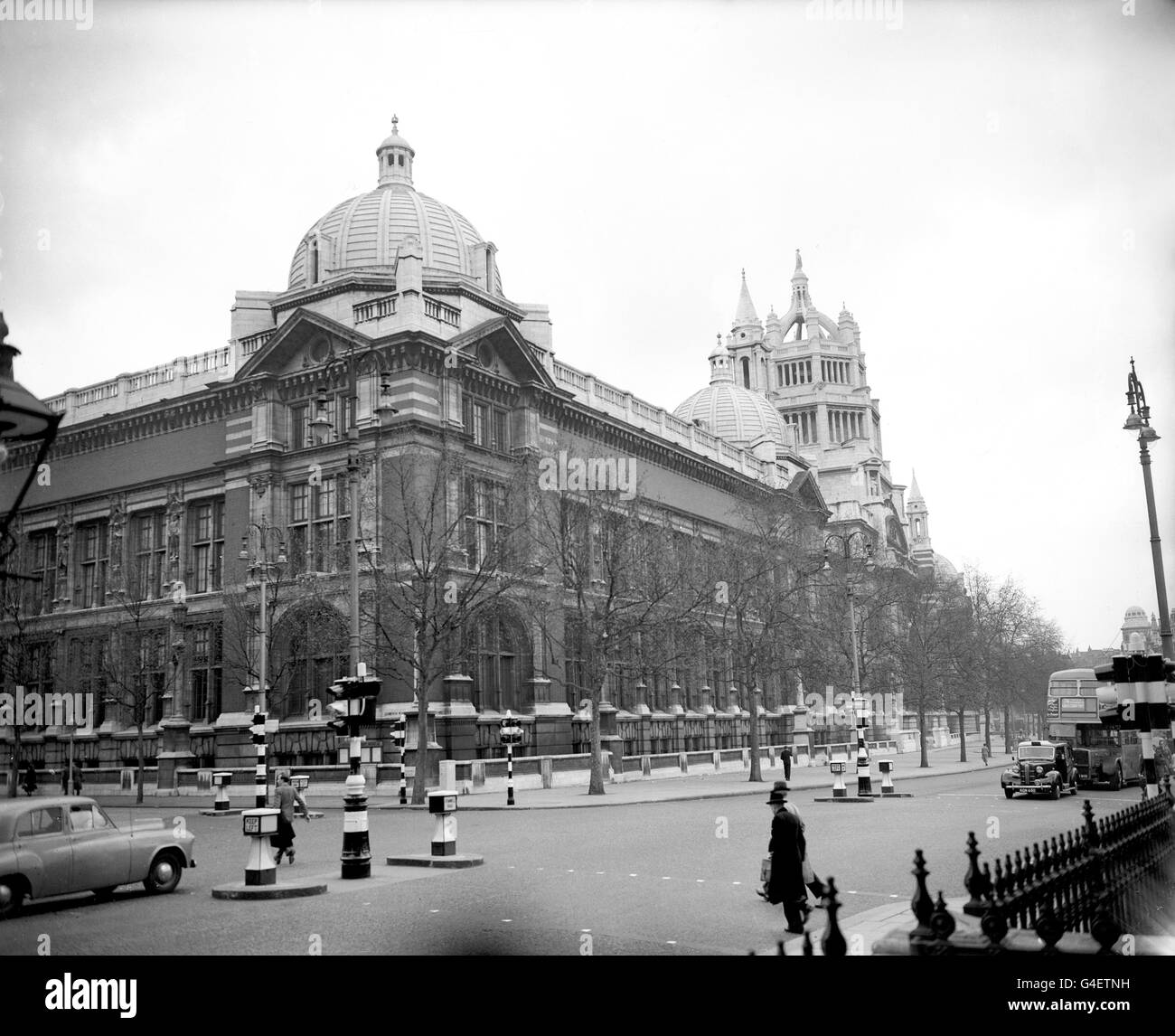 Queen victoria laid the foundation stone for aston webbs building hi ...